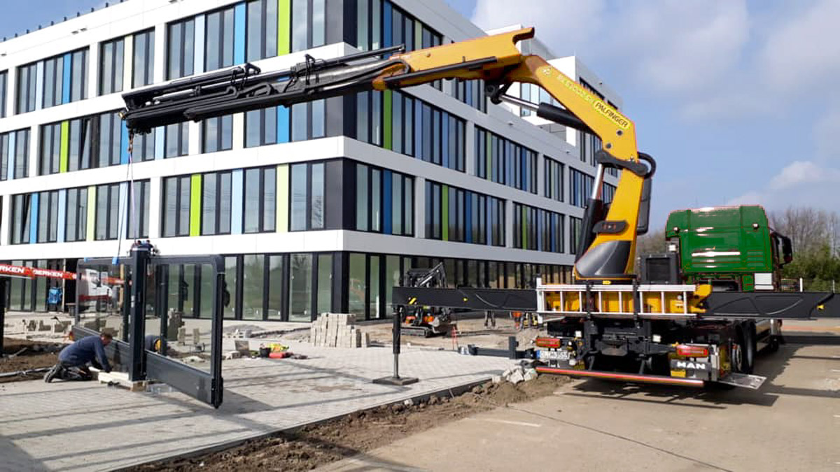 Lkw-Ladekran mieten - Ladekranarbeiten - Lkw mit Kran