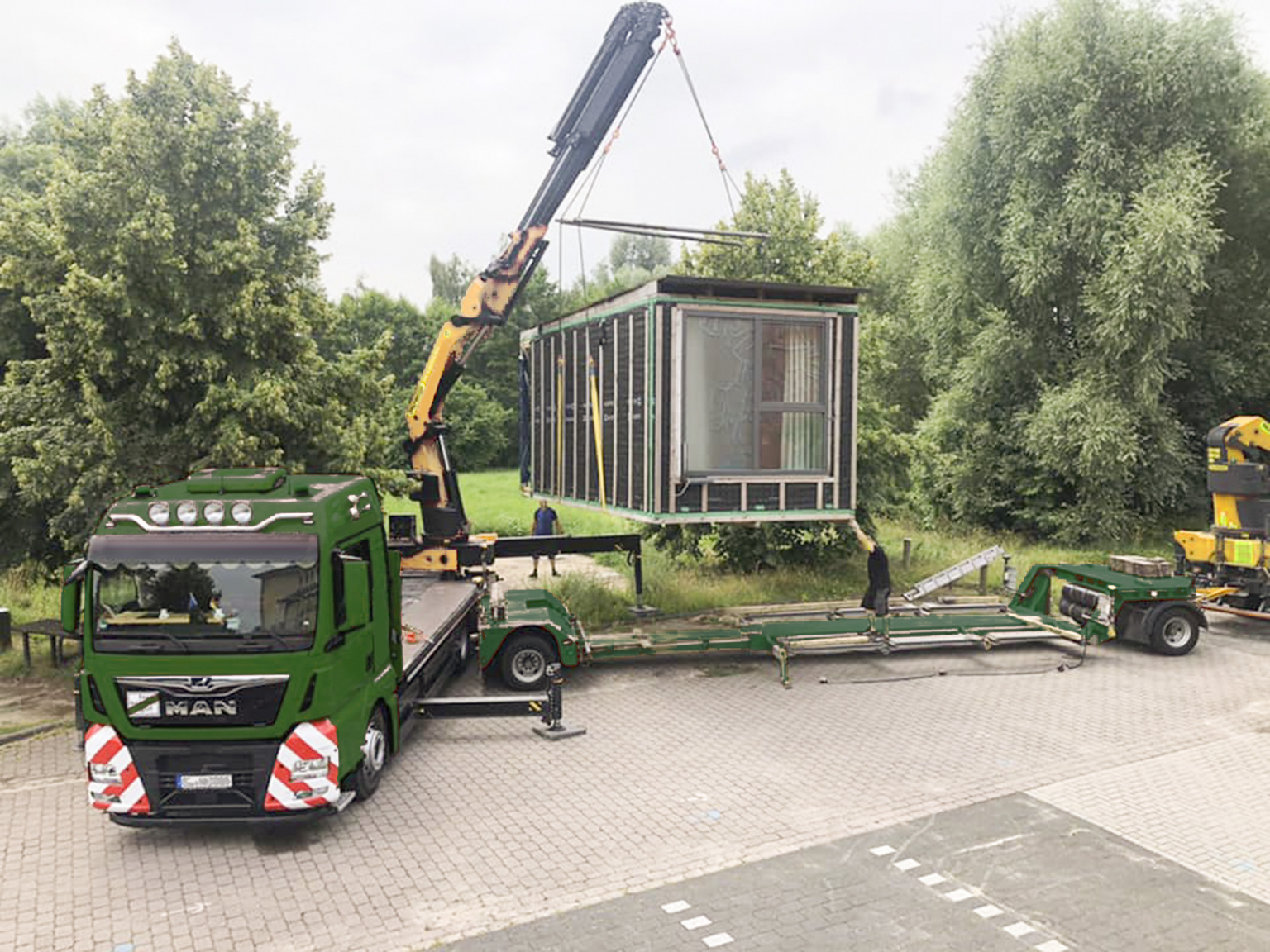 Lkw-Ladekran mieten - Ladekranarbeiten - Lkw mit Kran